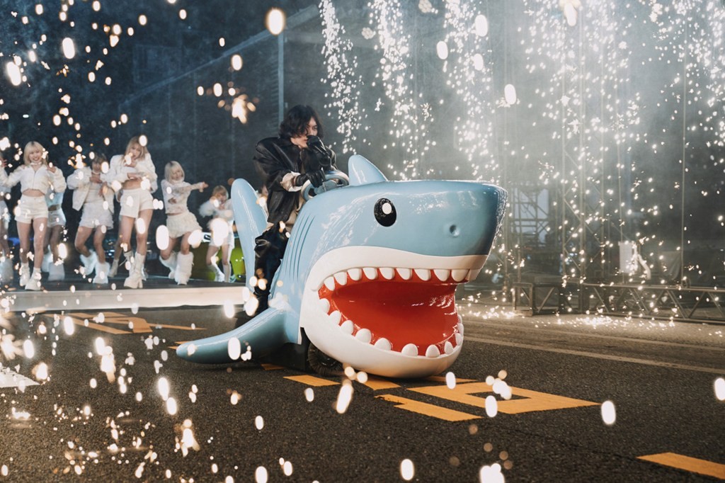 Kenshi Yonezu Rides a Shark in Chainsaw Man “IRIS OUT” Performance as ...
